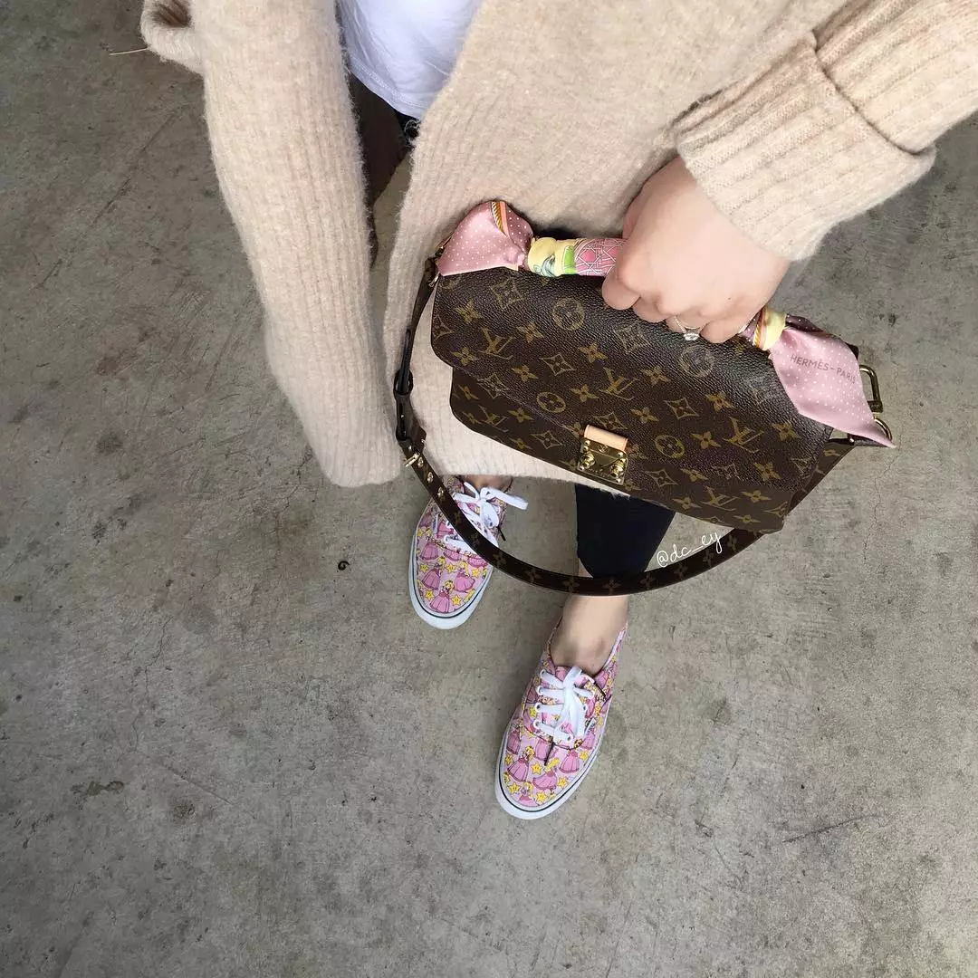 Louis Vuitton monograma itzuli da eta inoiz baino hobea da, eta gure Instagramzale gogokoenak ados daude 2974_2