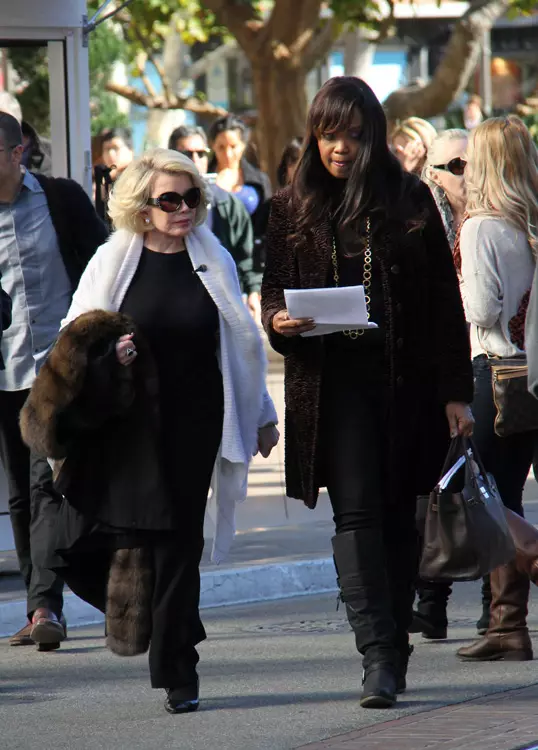 Joan Rivers porta una borsa Chanel Cerf per passar l'estona al plató de 