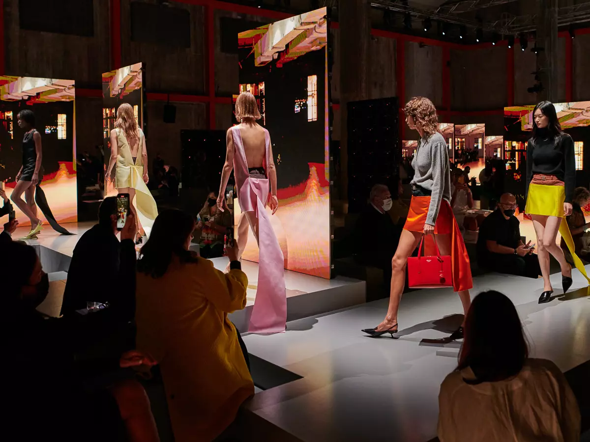 Prada S/S 2022 esitettiin samanaikaisesti Milanossa ja Shanghaissa