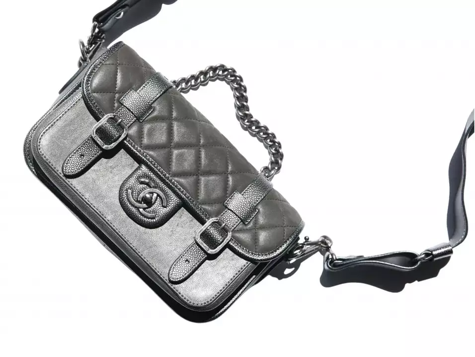 Chanel's Paris-Bombay Kudzokera kuChikoro Messenger 399_1