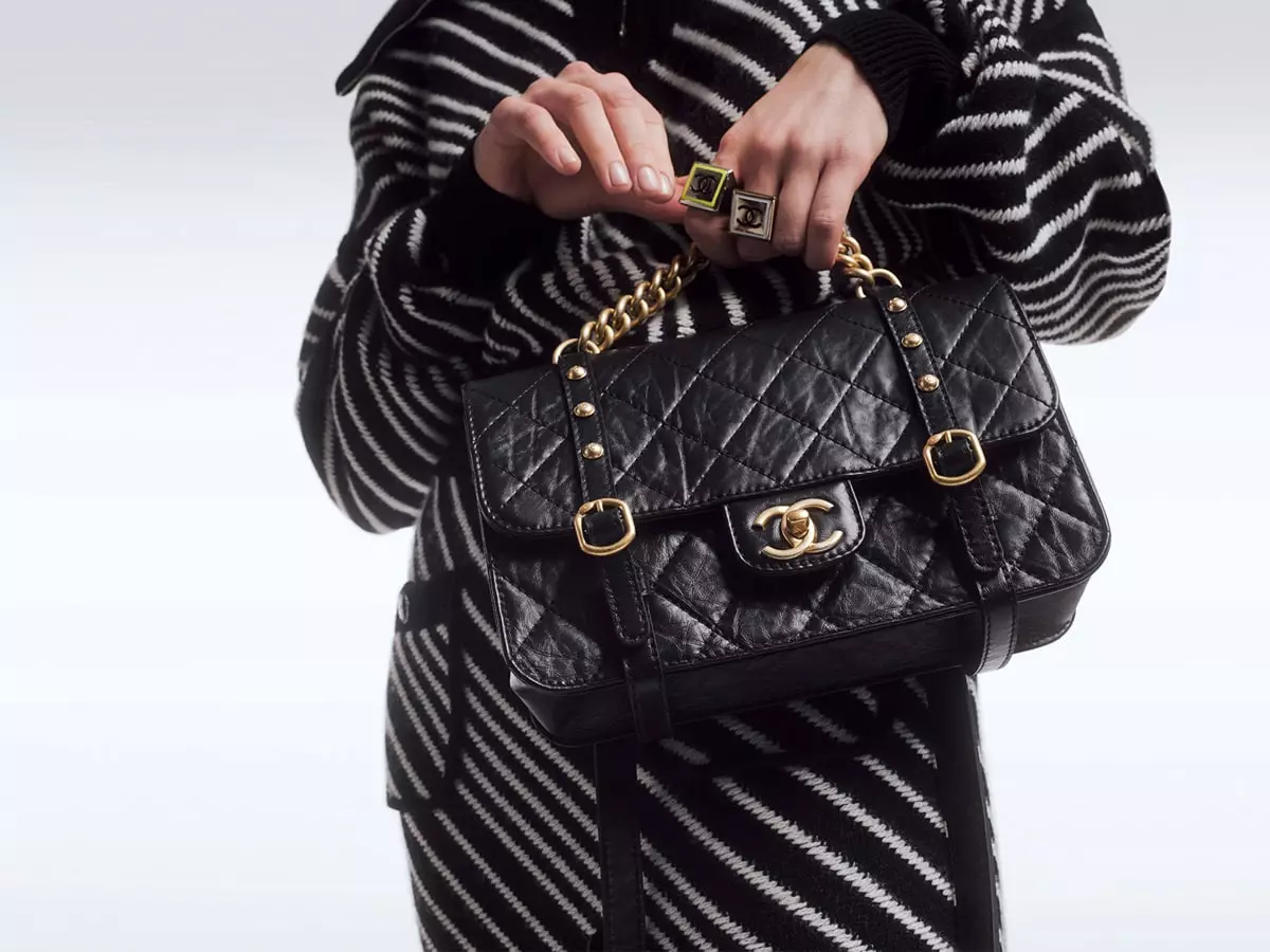 Chanel's Paris-Bombay Kudzokera kuChikoro Messenger 399_2