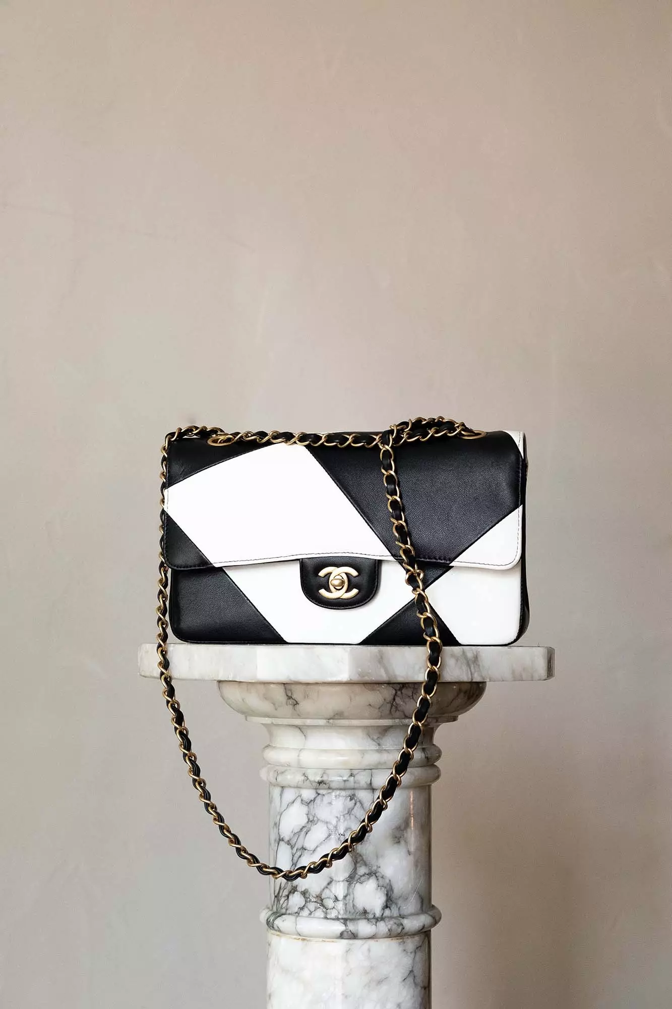 Chanel Classic Flap មានពណ៌ខ្មៅ និងស, Hardware