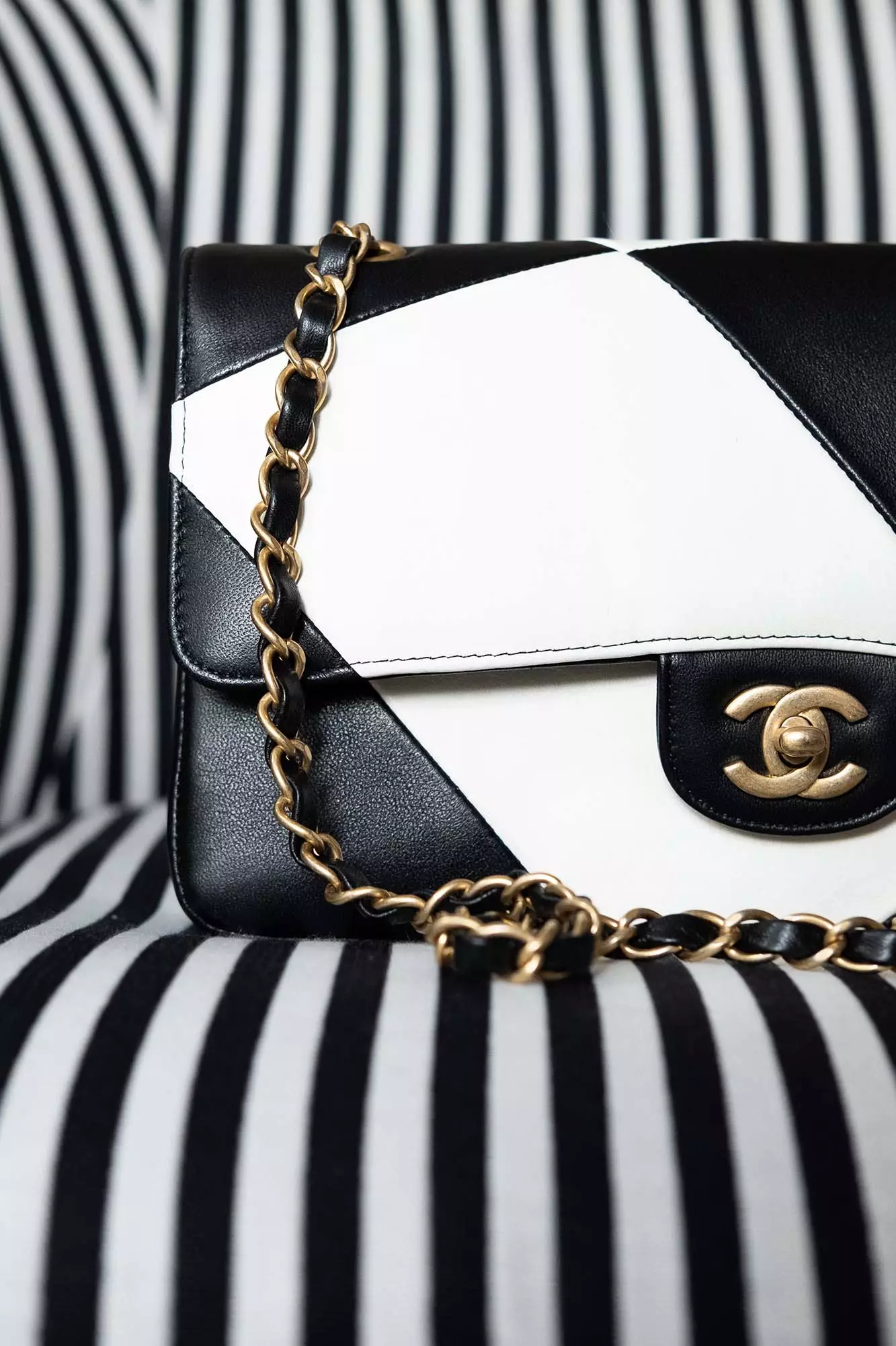 Black and White Classic Chanel Flap Bag 418_4