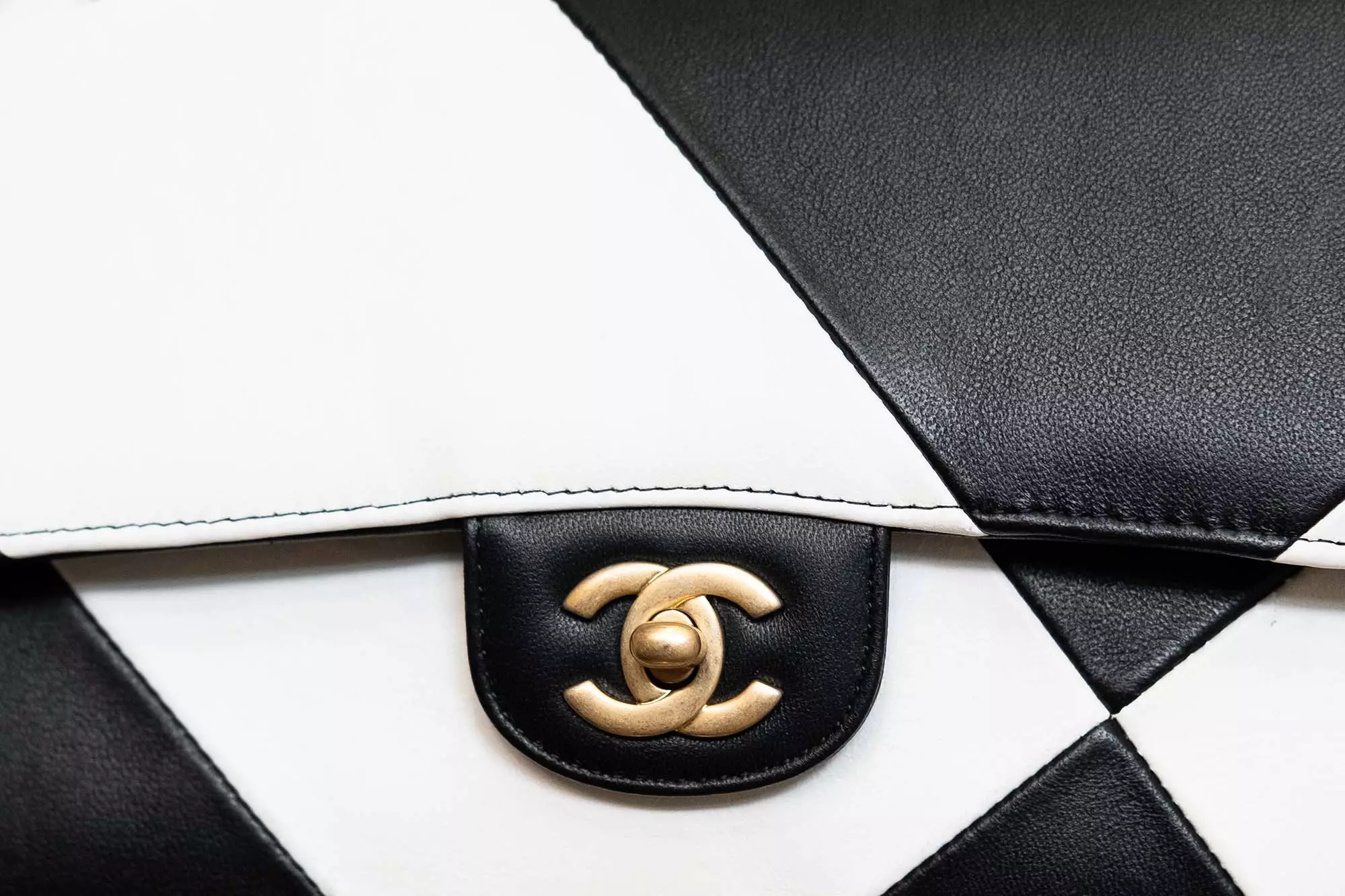 Chanel Classic Flap amin'ny mainty sy fotsy, hoditra Detail