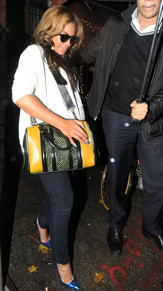 Kujugunya Kuwakane: Celebs na Burberry Bags 428_6