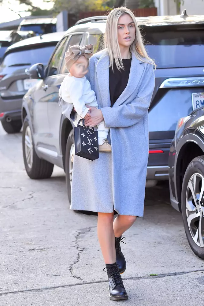 Celebs brave the cold with Louis Vuitton and Strathberry 42_4