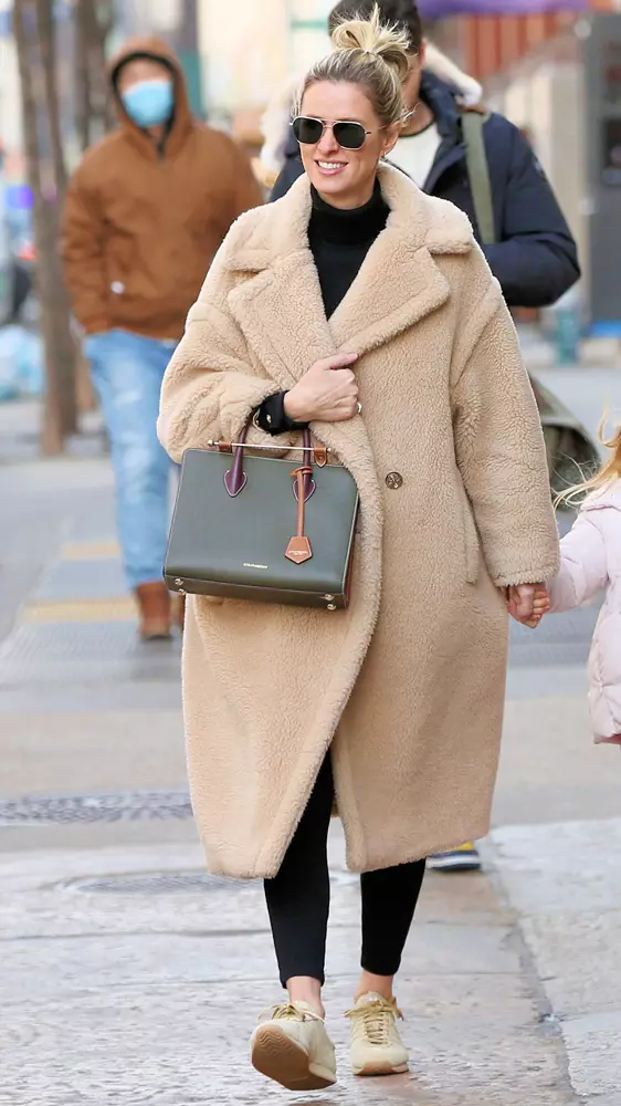 Celebs brave the cold with Louis Vuitton and Strathberry 42_8