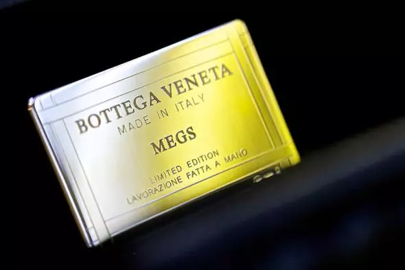 Спеціальне замовлення Bottega Veneta: клатч Nero Intrecciato Karung з розтяжним вузлом 4316_1