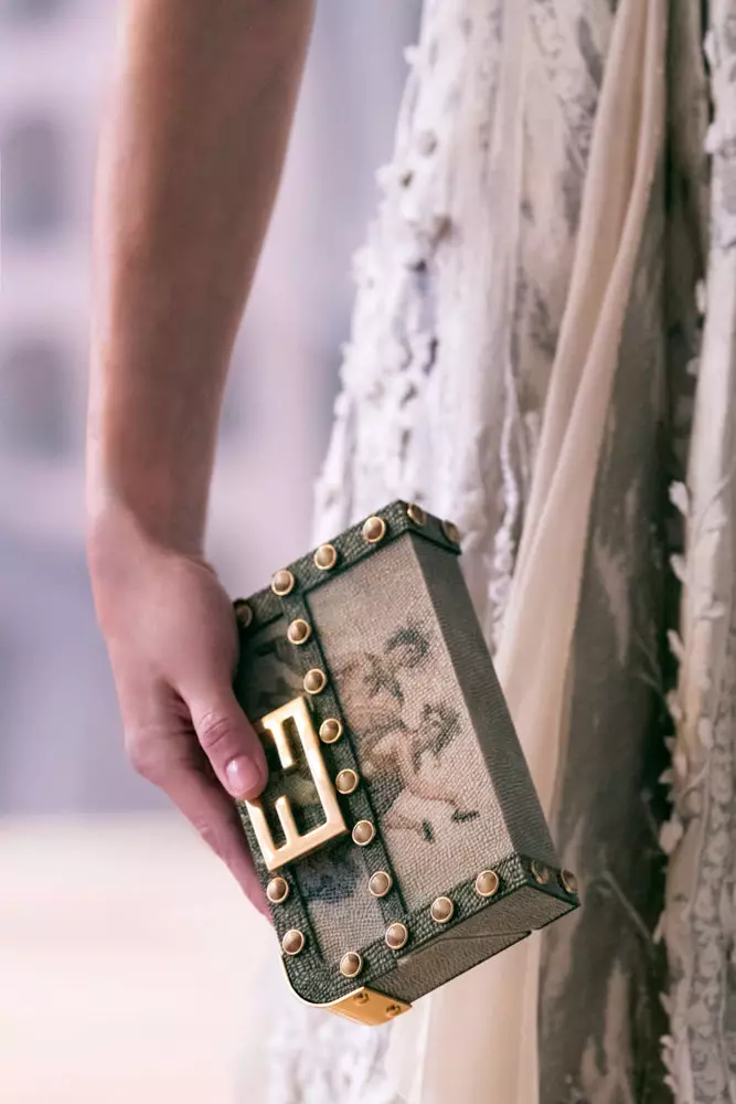 Fendi's Fall 2021 Couture Bags هڪ شاندار خواب آهن 454_10