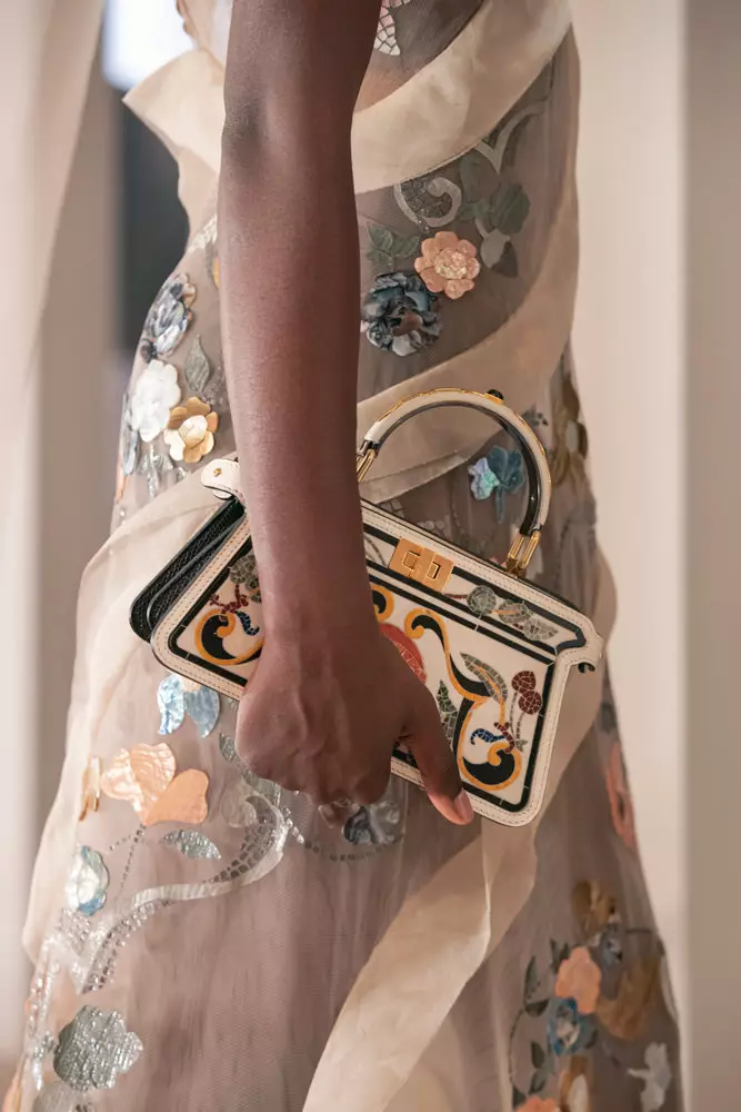 Fendi's Fall 2021 Couture Bags هڪ شاندار خواب آهن 454_2