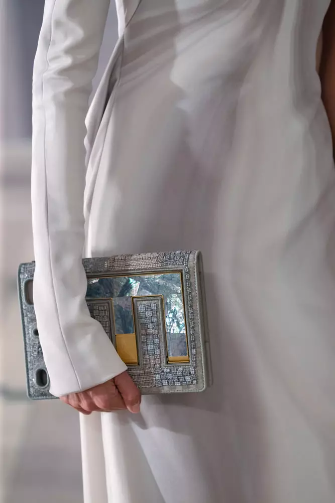 Fendi's Fall 2021 Couture Bags هڪ شاندار خواب آهن 454_4