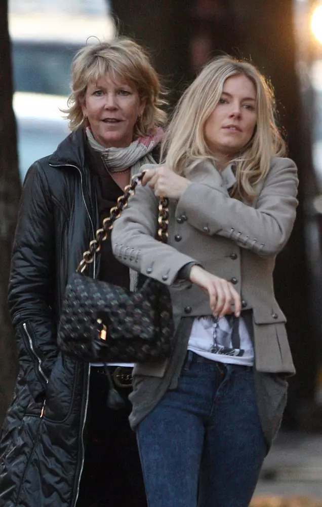 Ny kitapo maro an'i Sienna Miller (15)