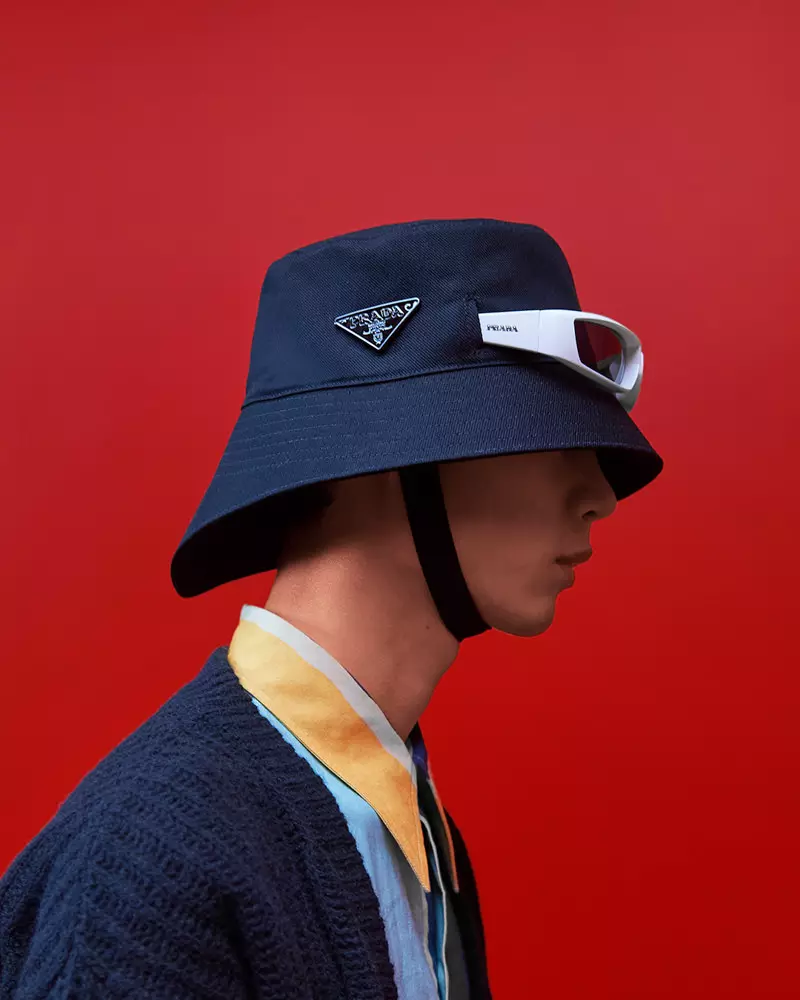 Prada, 2022년 봄 남성용 더플 제품으로 아이코닉한 삼각형 로고를 재해석 487_10