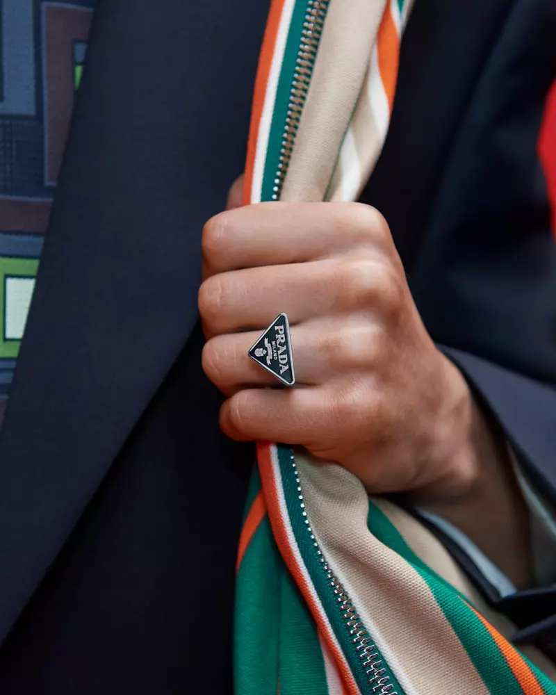 Prada reinventa il suo iconico logo a triangolo come borsone per la primavera 2022 da uomo 487_11