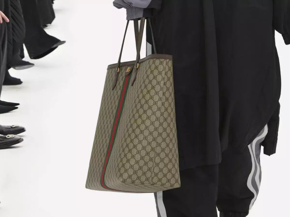 شوهد المزيد من سلع Gucci التي تم اختراقها على منصة عرض Balenciaga لربيع 2022 516_12