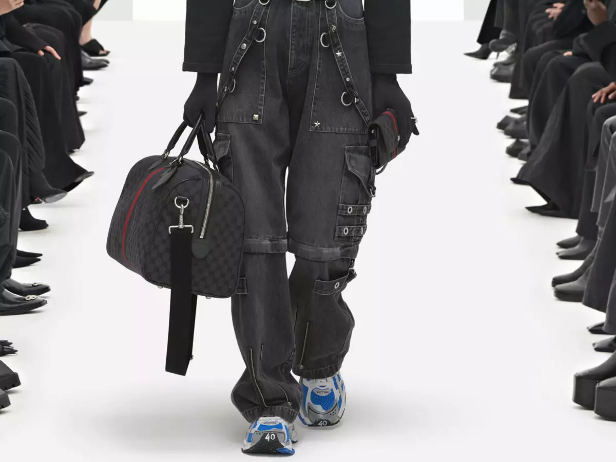 Balenciaga 2022 봄 런웨이에서 더 많은 해킹된 Gucci 제품이 발견되었습니다. 516_6