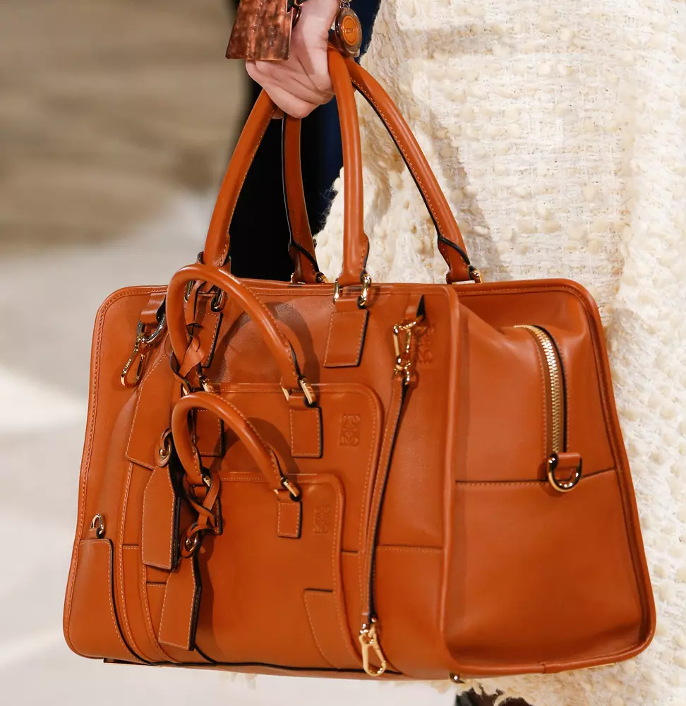 Akpa Loewe's Fall 2016 etinyela akara ka ha na Hermès mpi, dị ka Vogue si kwuo. 5529_1