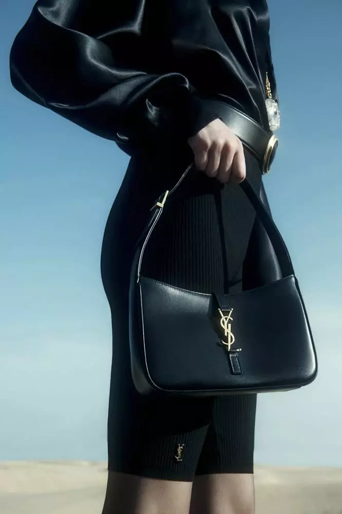 Saint Laurent-ek bere oinarrizko logotipoaren DNAri eutsi dio azken sorbalda-poltsarekin 574_2