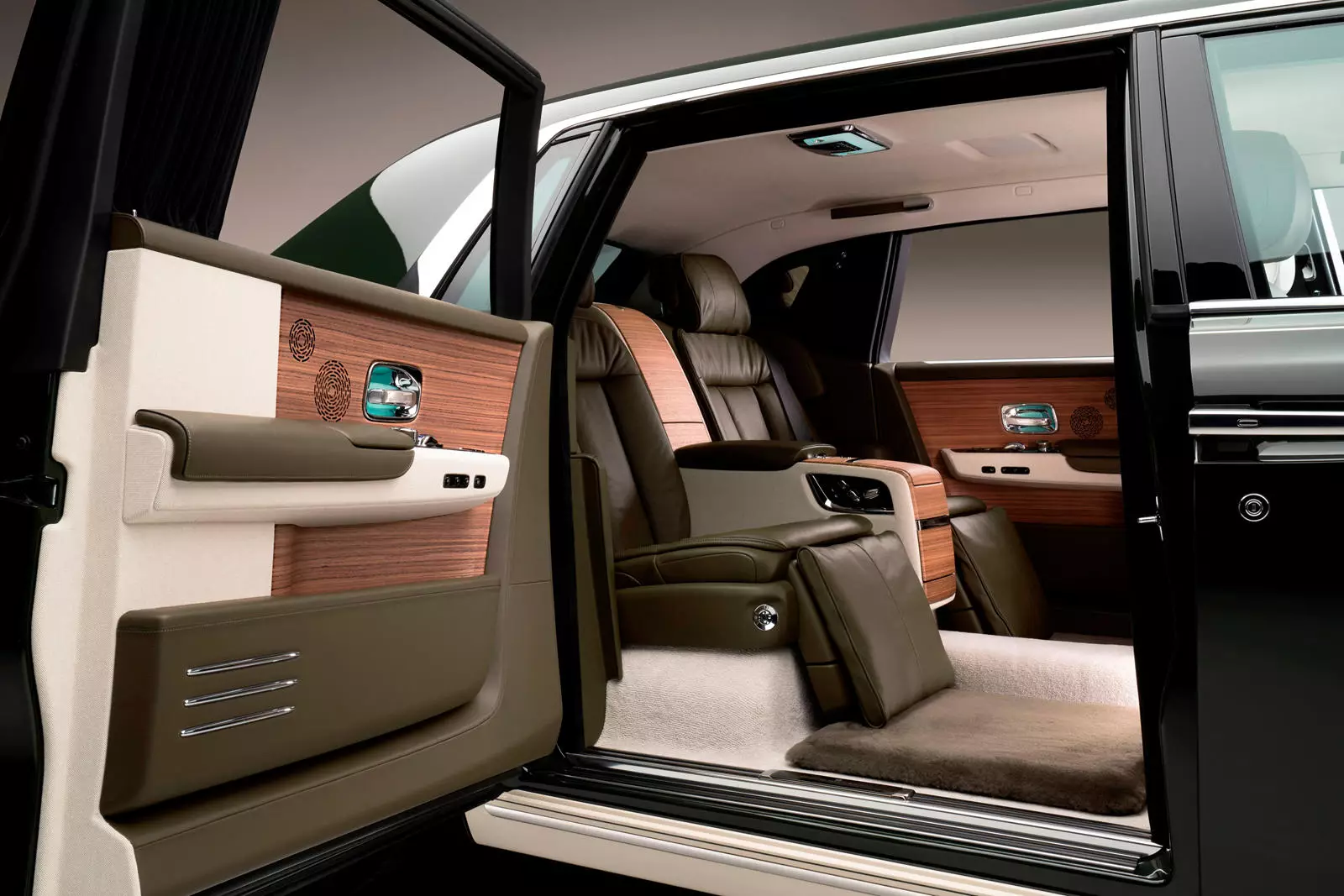 Interiér Hermès Phantom Oribe. Foto přes Rolls Royce.