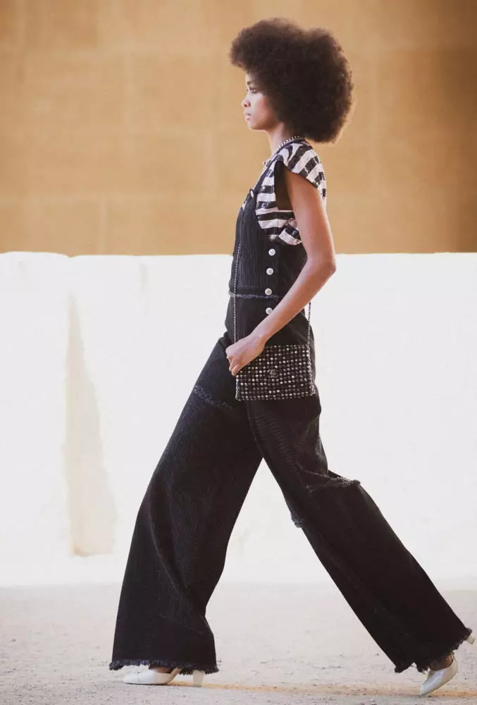 El teu primer cop d'ull a totes les bosses impressionants de Chanel's Cruise 2022 Show 583_18