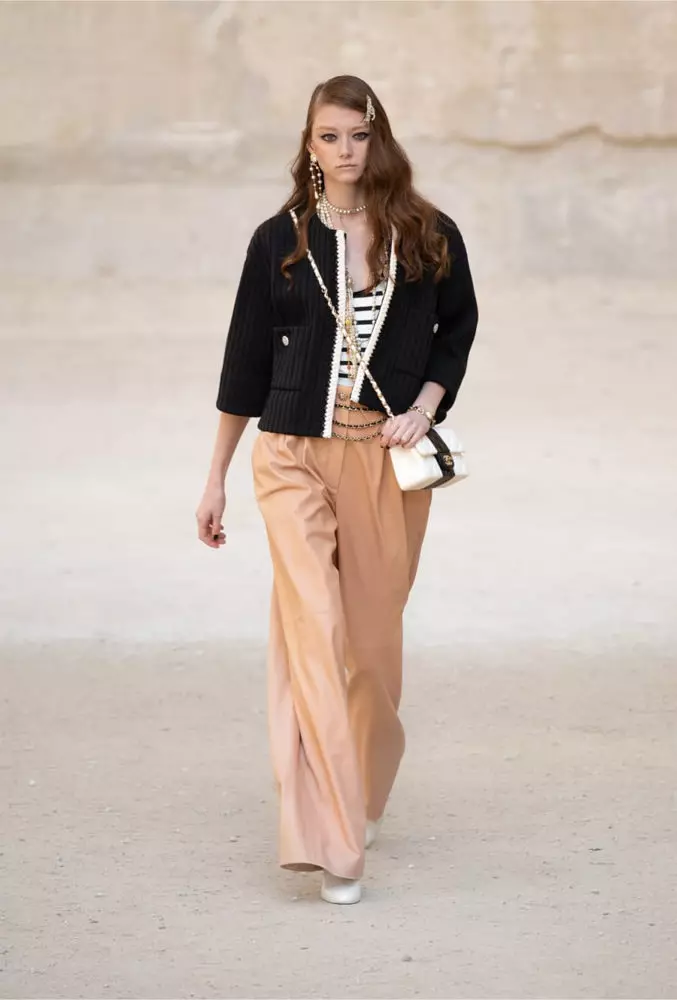 El teu primer cop d'ull a totes les bosses impressionants de Chanel's Cruise 2022 Show 583_27