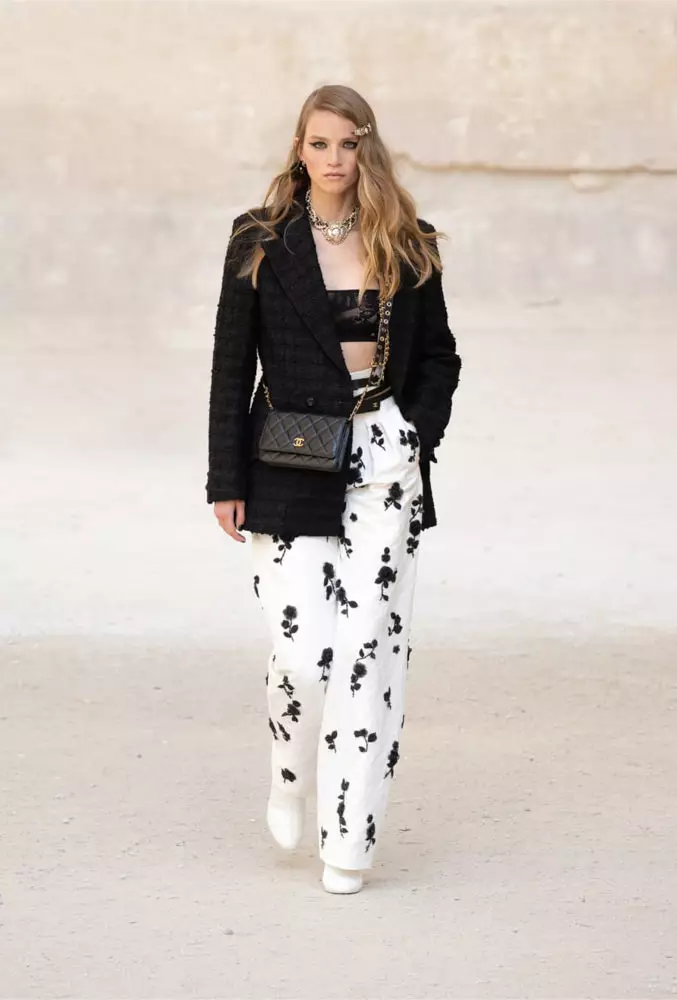 El teu primer cop d'ull a totes les bosses impressionants de Chanel's Cruise 2022 Show 583_29