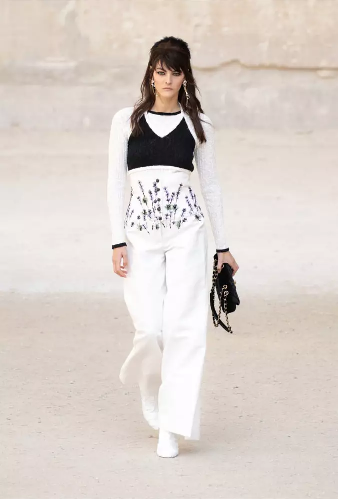 El teu primer cop d'ull a totes les bosses impressionants de Chanel's Cruise 2022 Show 583_31