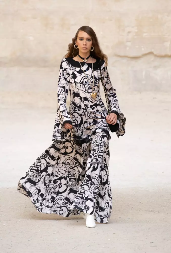 El teu primer cop d'ull a totes les bosses impressionants de Chanel's Cruise 2022 Show 583_33