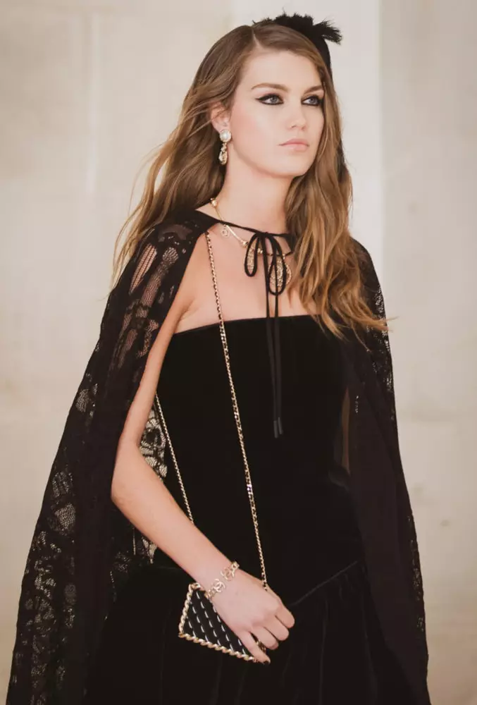 El teu primer cop d'ull a totes les bosses impressionants de Chanel's Cruise 2022 Show 583_38