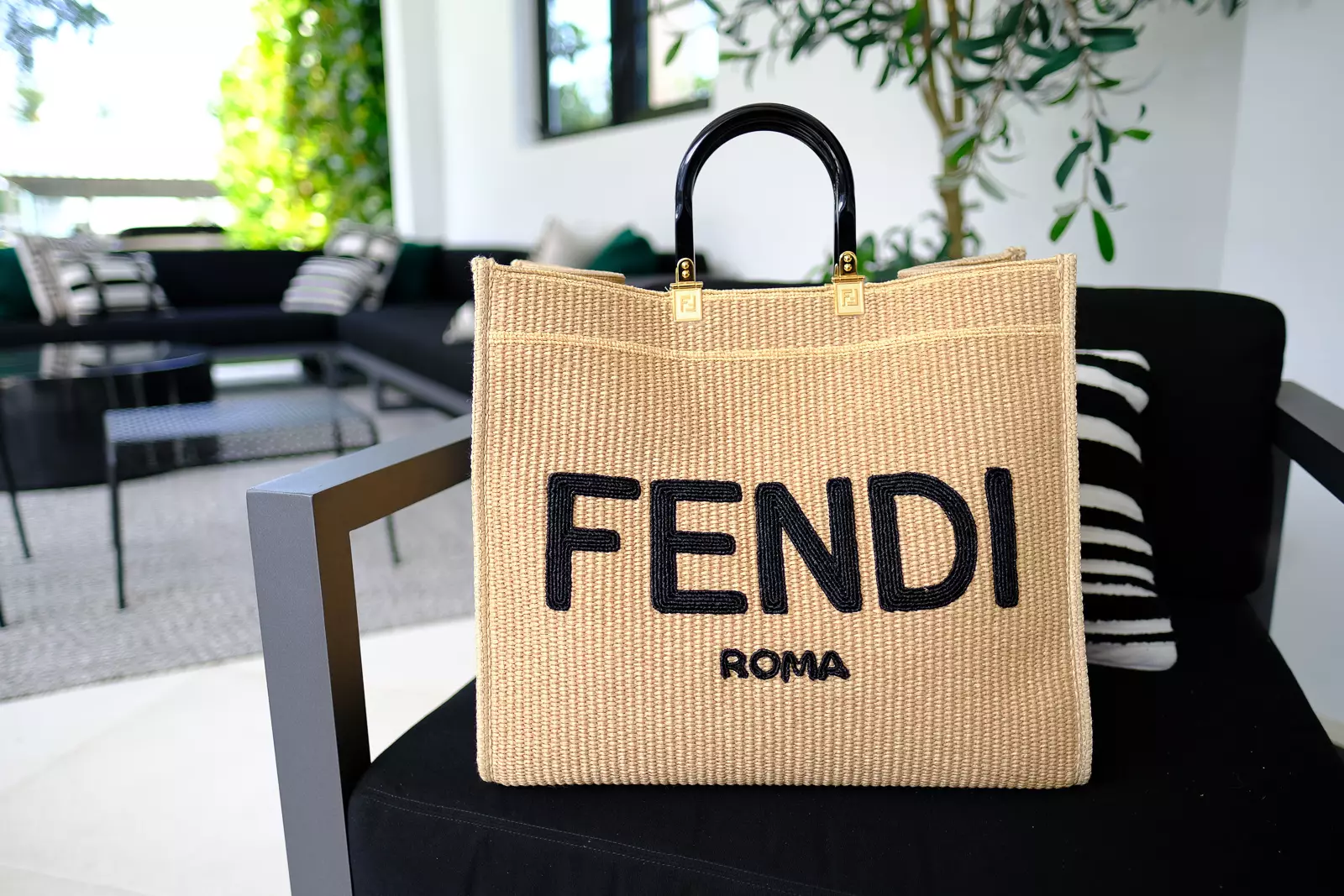 שקיות קש נמצאות ואני אוהב את ה-Fendi Sunshine Shopper הזה