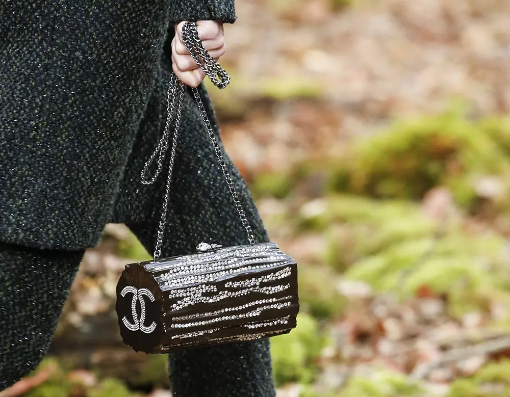 Chanel's Fall 2018 коллекциясы токойго чыгып, жаңы баштык стилине басым жасайт 6145_2