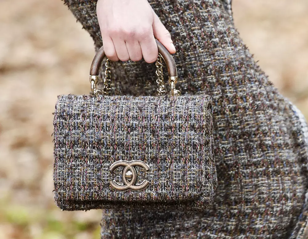 „Chanel“ 2018 m. rudens kolekcija nukeliauja į mišką ir skiria didelį dėmesį visiškai naujam krepšio stiliui 6145_21