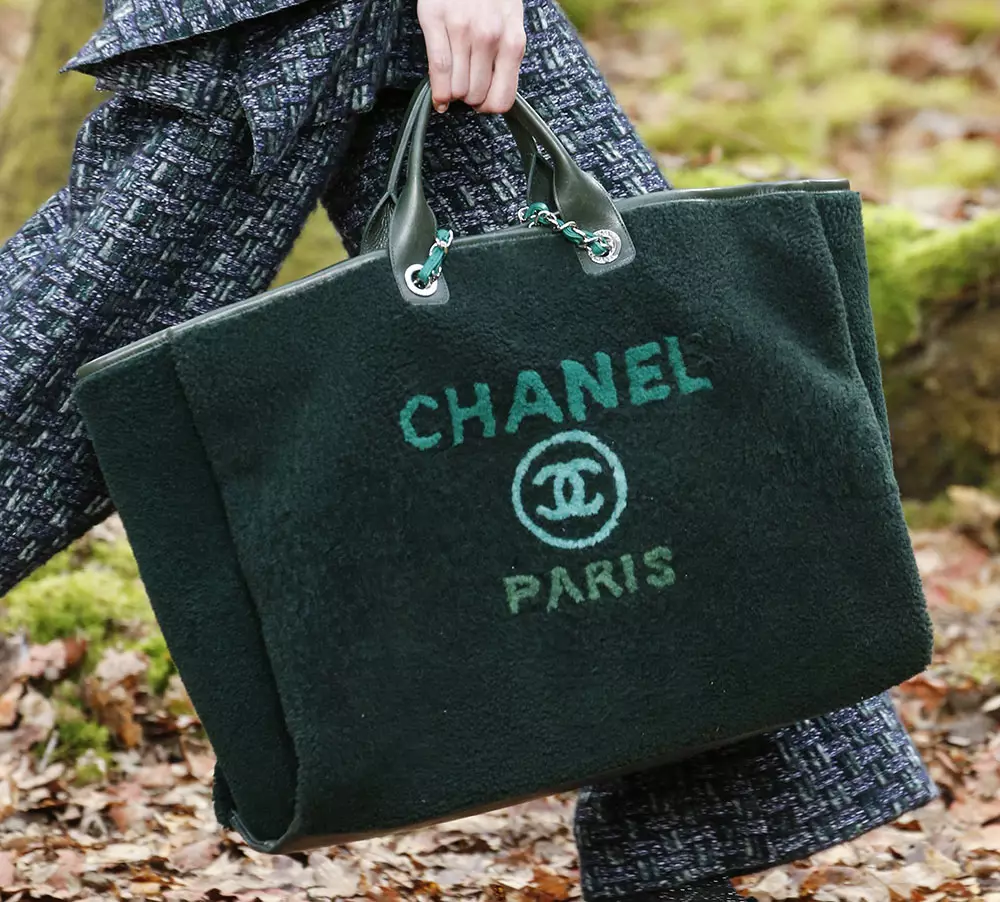 Tagann Bailiúchán Chanel’s Fall 2018 go Coill agus cuireann sé Béim Throm ar Stíl Mála Nua 6145_28