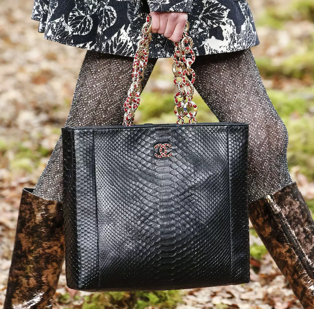 „Chanel“ 2018 m. rudens kolekcija nukeliauja į mišką ir skiria didelį dėmesį visiškai naujam krepšio stiliui 6145_31