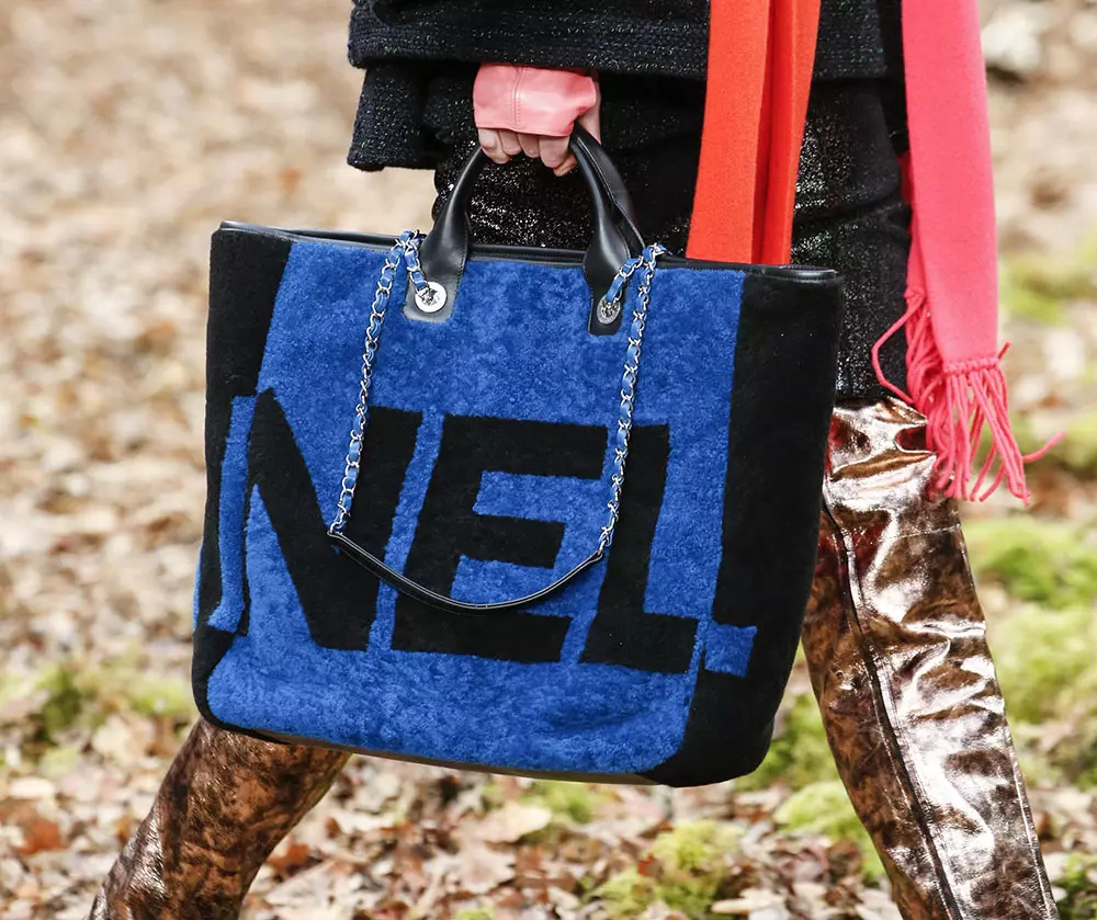 Chanel's Fall 2018 Collection To takes the Woods اور بالکل نئے بیگ اسٹائل پر بہت زیادہ زور دیتا ہے 6145_34