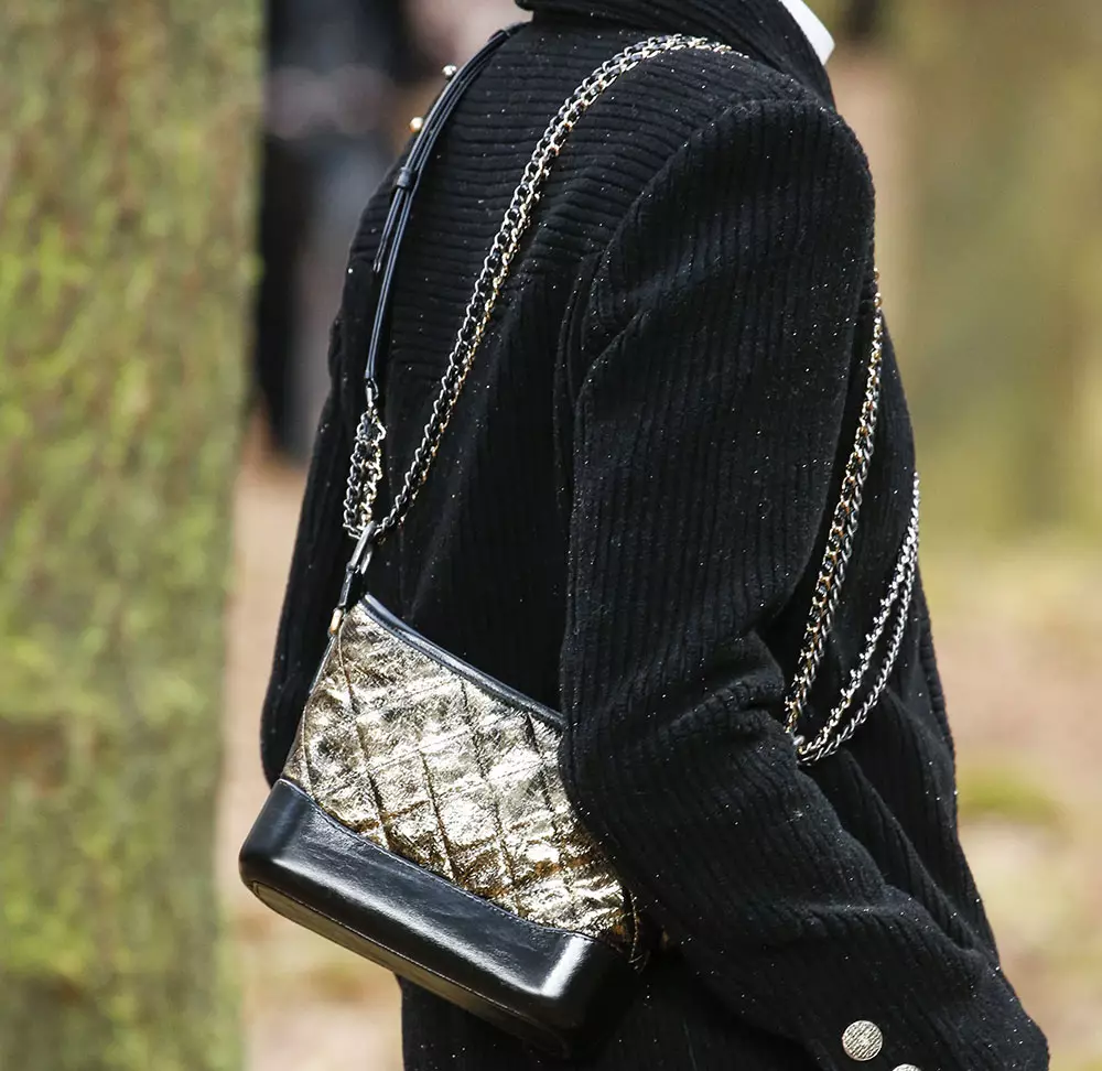 Chanel's Fall 2018 Collection To takes the Woods اور بالکل نئے بیگ اسٹائل پر بہت زیادہ زور دیتا ہے 6145_7