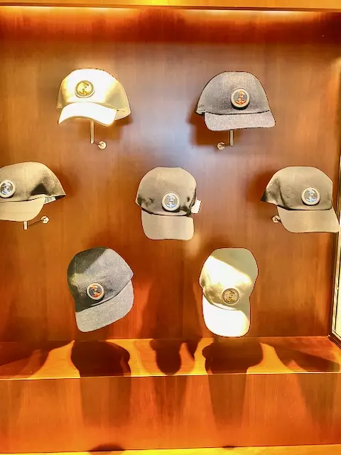 Baseball Caps dipamerake ing butik Madison Avenue. Foto liwat @The_Notorious_Pink