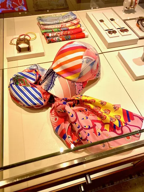 Topi Baseball Sutra ing butik Madison Avenue. Foto liwat @The_Notorious_Pink