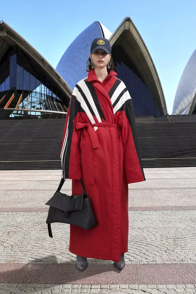 Balenciaga nos leva em uma turnê mundial com seu lookbook pré-outono 2021 616_15