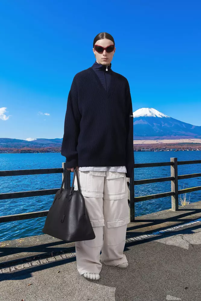 Dinala Kami ng Balenciaga sa Isang World Tour Gamit ang Pre-Fall 2021 Lookbook nito 616_21