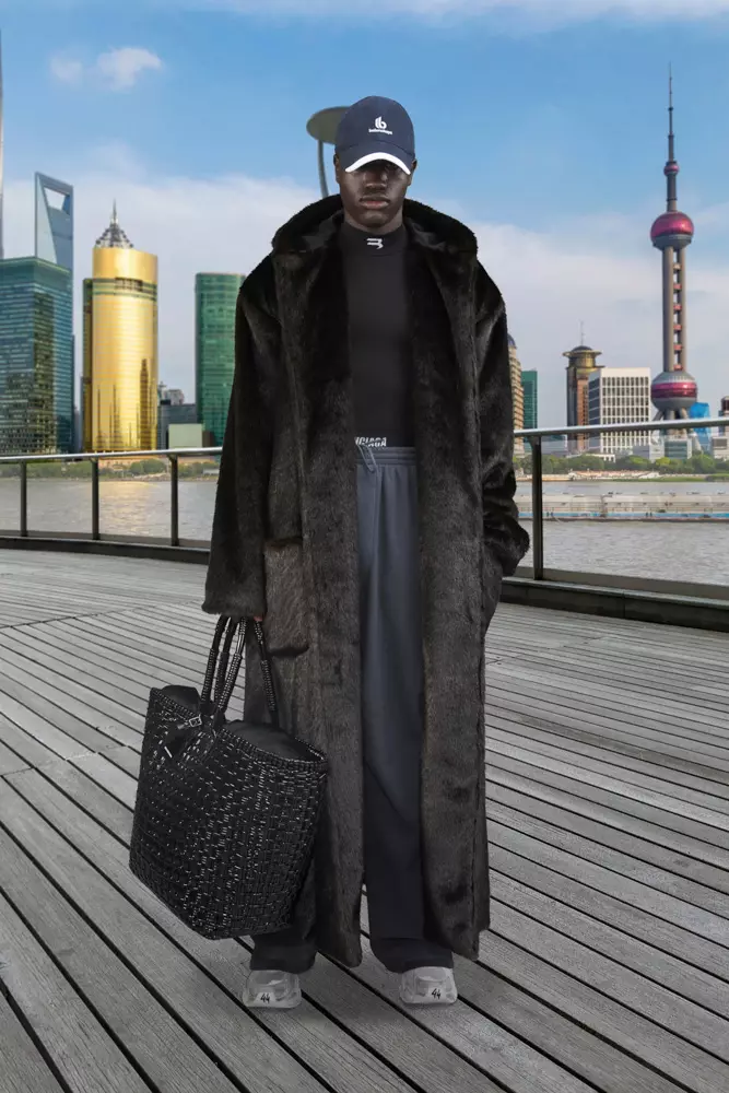 Dinala Kami ng Balenciaga sa Isang World Tour Gamit ang Pre-Fall 2021 Lookbook nito 616_22