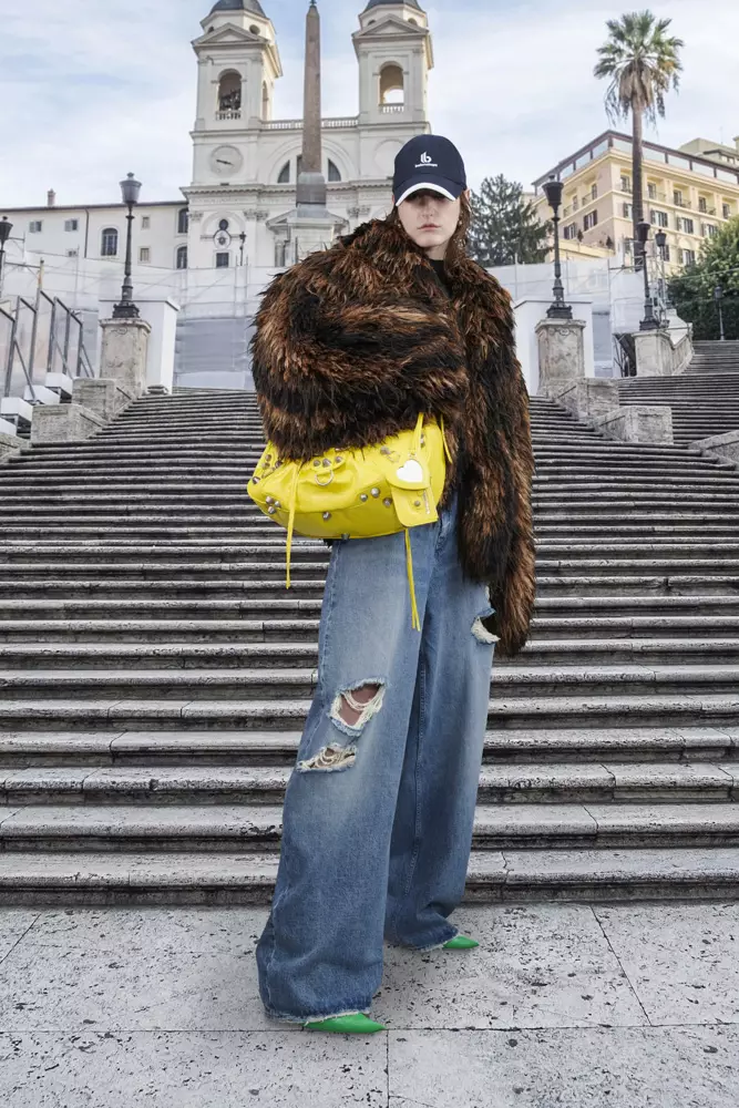 Dinala Kami ng Balenciaga sa Isang World Tour Gamit ang Pre-Fall 2021 Lookbook nito 616_25