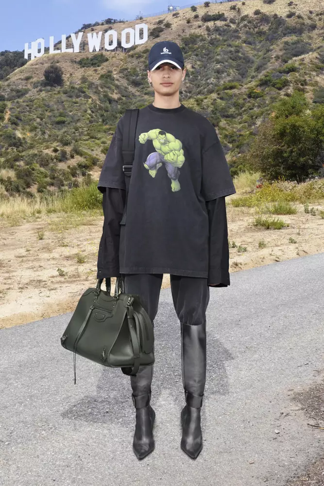 Balenciaga na çon në një turne botëror me librin e tij para vjeshtës 2021 616_26