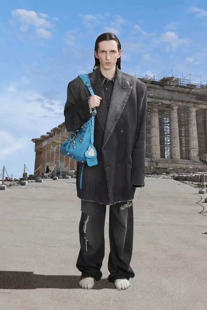 Dinala Kami ng Balenciaga sa Isang World Tour Gamit ang Pre-Fall 2021 Lookbook nito 616_27