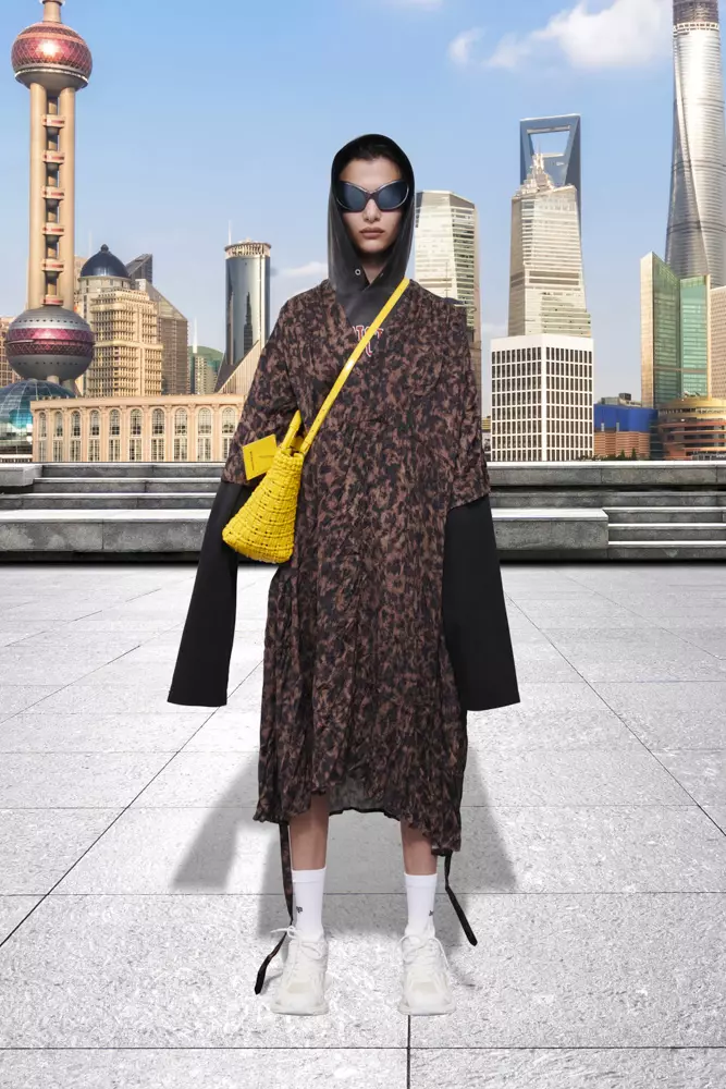 Dinala Kami ng Balenciaga sa Isang World Tour Gamit ang Pre-Fall 2021 Lookbook nito 616_32