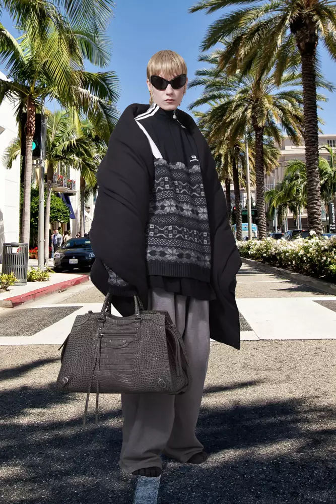 Balenciaga viib meid oma 2021. aasta sügise-eelse lookbookiga maailmaturneele 616_33