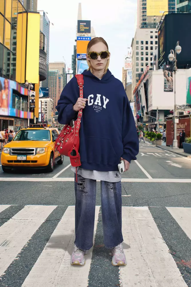 Dinala Kami ng Balenciaga sa Isang World Tour Gamit ang Pre-Fall 2021 Lookbook nito 616_36