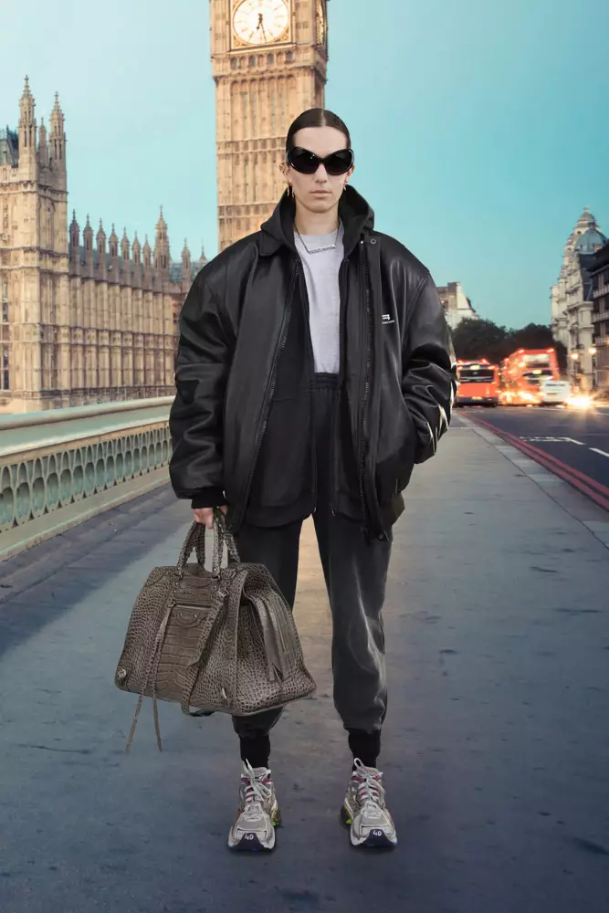 Balenciaga nos leva em uma turnê mundial com seu lookbook pré-outono 2021 616_37