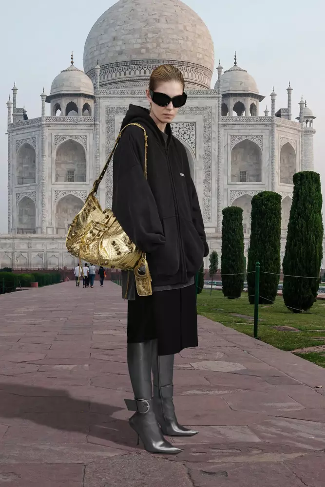 Dinala Kami ng Balenciaga sa Isang World Tour Gamit ang Pre-Fall 2021 Lookbook nito 616_39