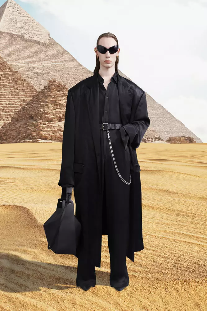 Balenciaga nos leva em uma turnê mundial com seu lookbook pré-outono 2021 616_7